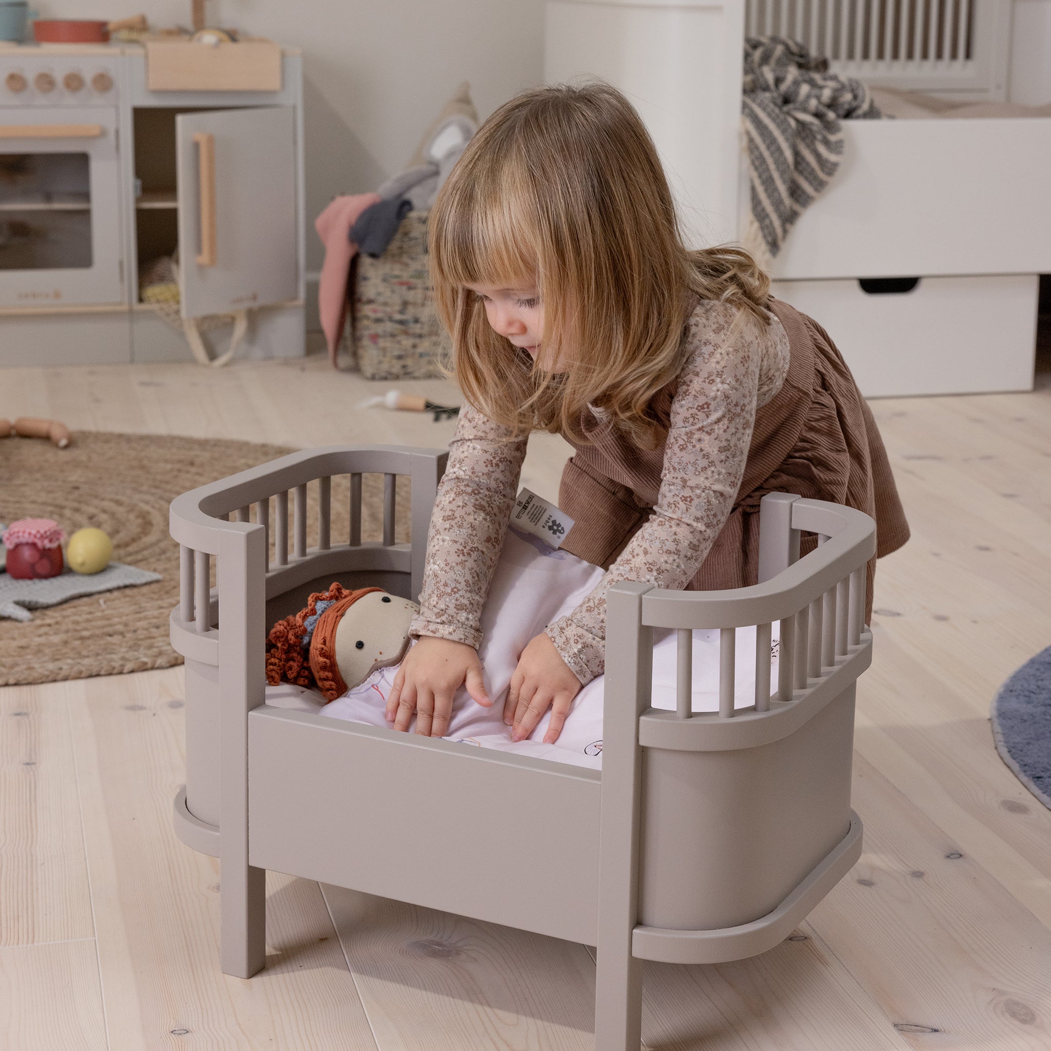 Sebra Dukkeseng i Jetty Beige | Flot Dukkeseng i Dansk Design – sebra.dk